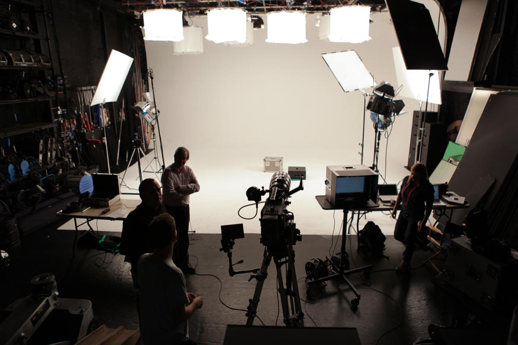 Tuyển nhân viên quay phim, dựng phim, chụp ảnh